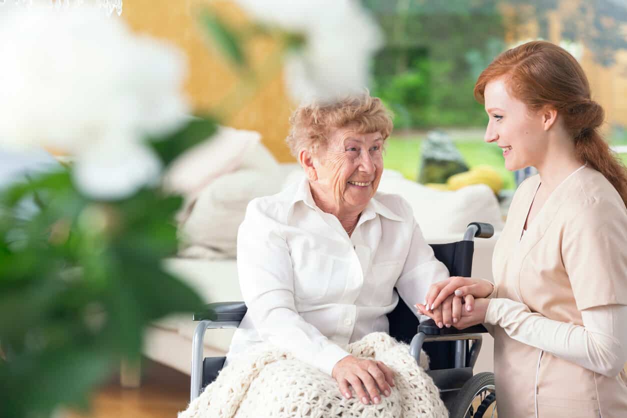 Social Workers For The Elderly: When Does Your Loved One Need Them?