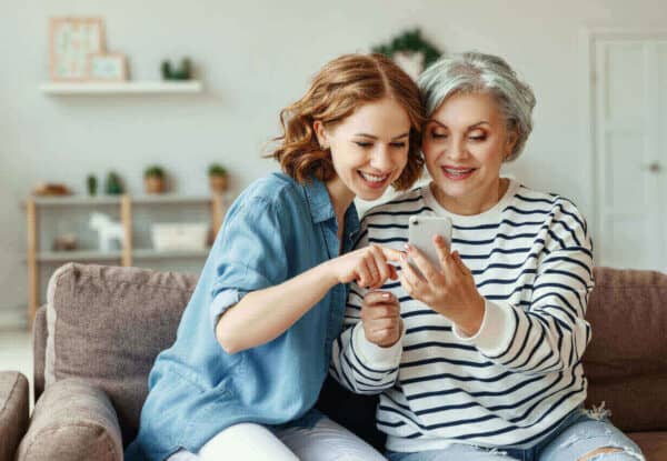 How a Hotline for Elderly People Can Help You and Your Beloved Senior