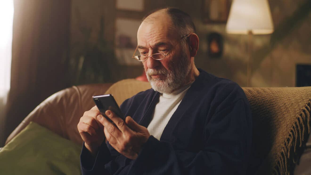 How a Hotline for Elderly People Can Help You and Your Beloved Senior