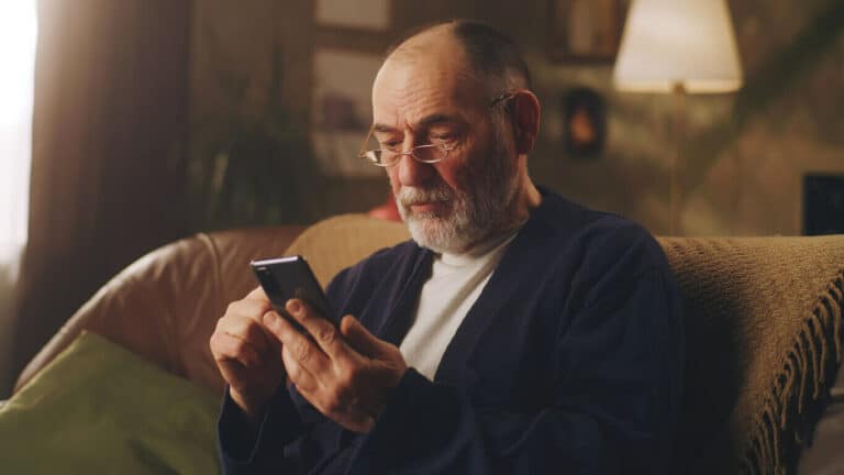 How a Hotline for Elderly People Can Help You and Your Beloved Senior